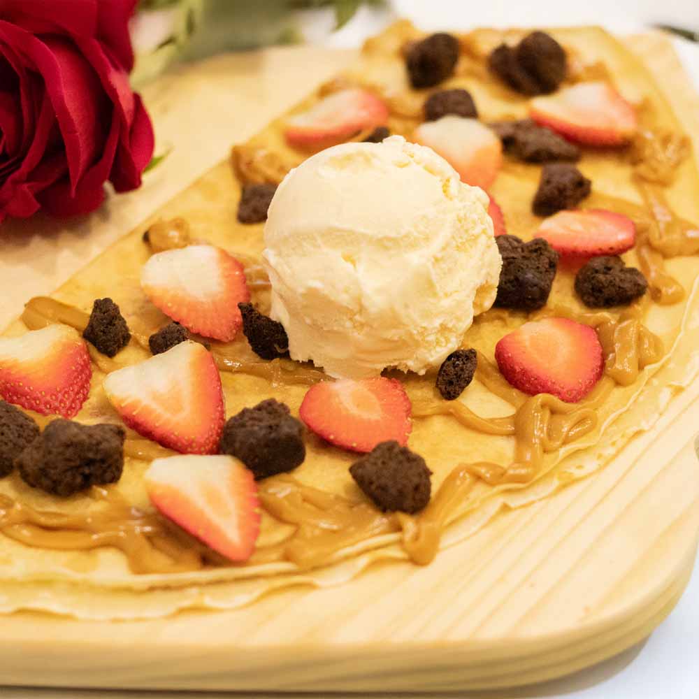 Crepe con base de manjar fresas, brownie y helado de vainilla - Beso ...