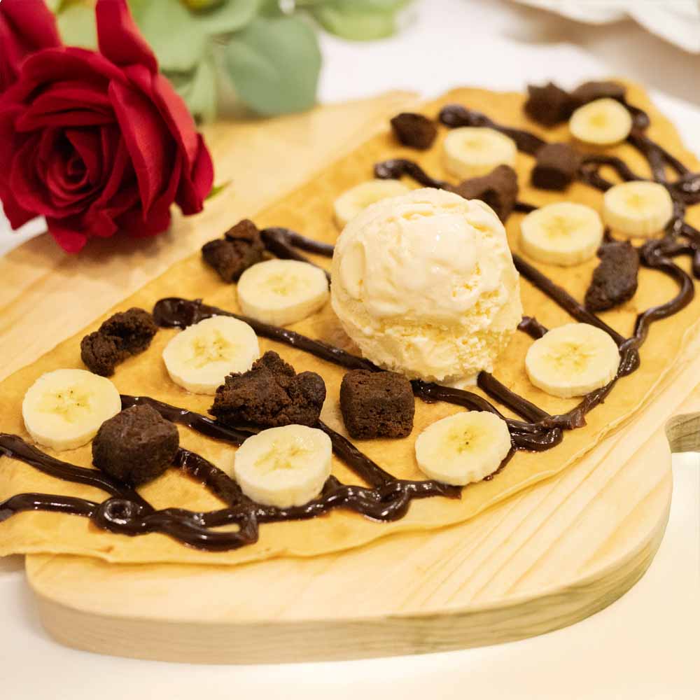 Crepe con base de Fudge, plátano, brownie y helado de vainilla - Beso ...